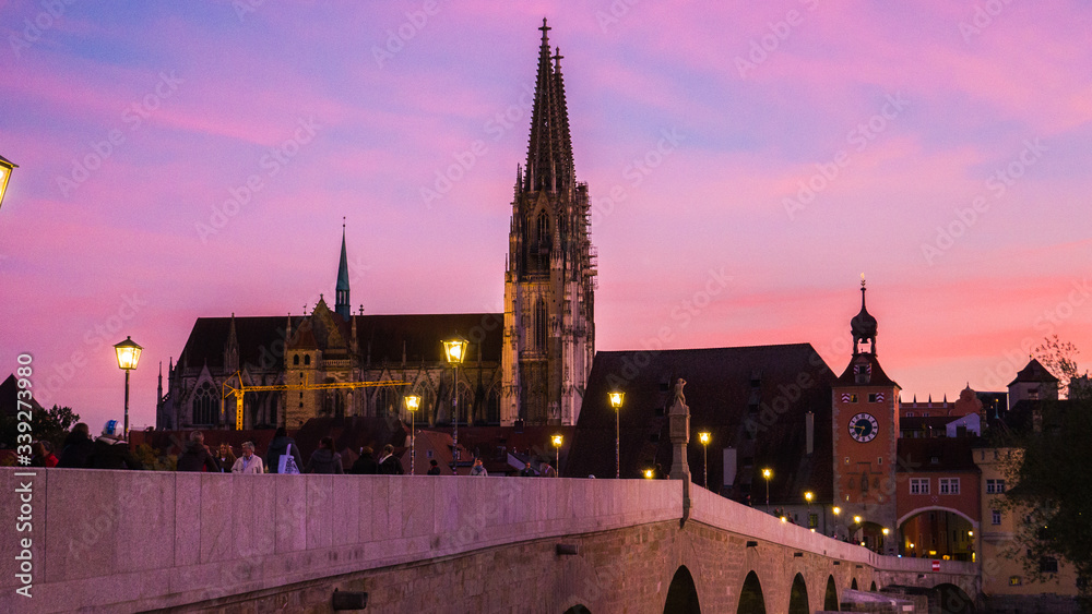 Poster Die Steinerne Brücke mit Dom im Hintergrund, Regensburg – Wall ...