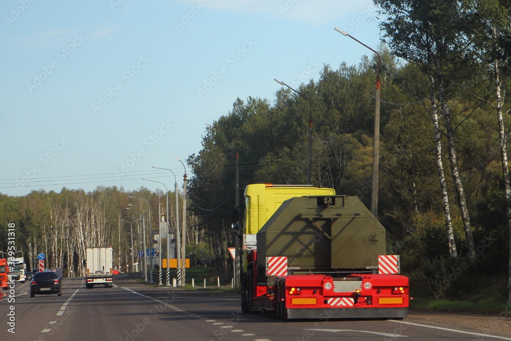 Foto de Lowbed semi truck transportate on trailer oversized heavy ...