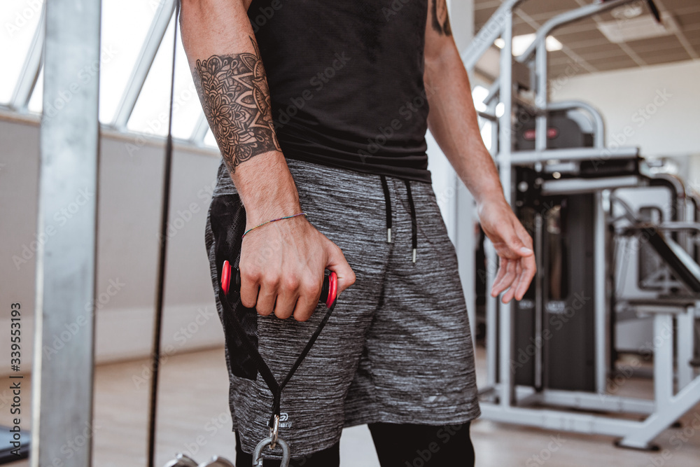 Personal trainer italiano che effettua dimostrazioni visive dei suoi ...