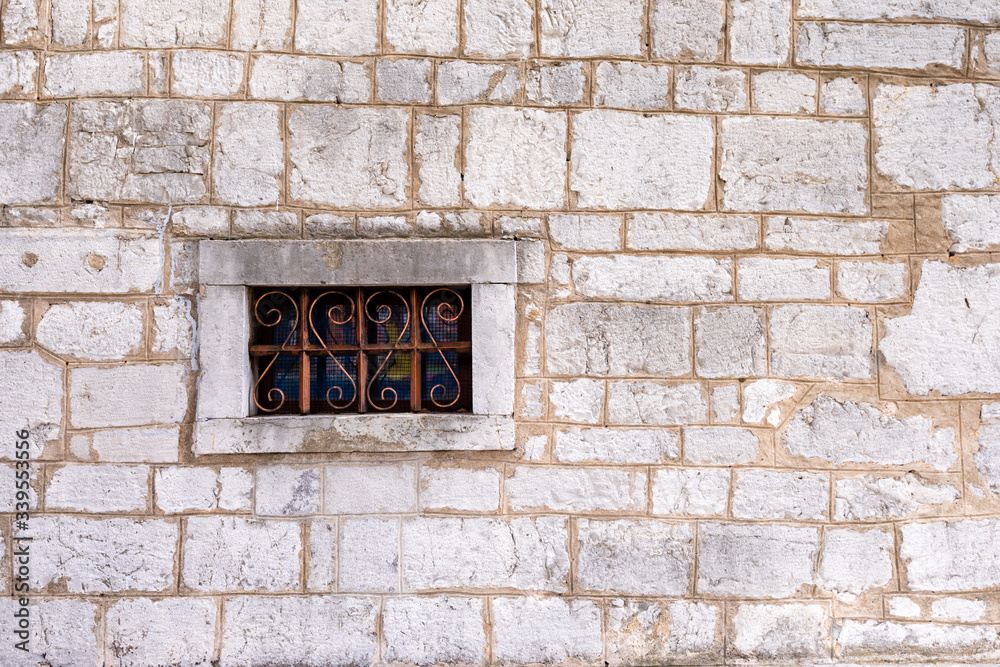Eine alte Steinmauer mit Fenster und Eisengitter als Hintergrund Stock ...