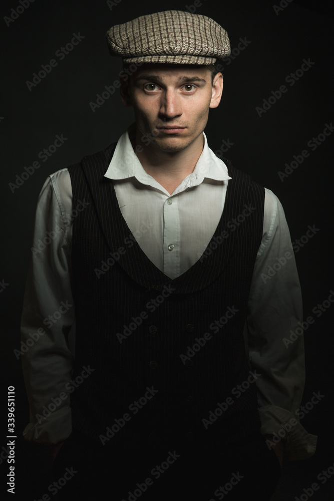 Portrait of a serious young man, sitrasec directly into the camera ...