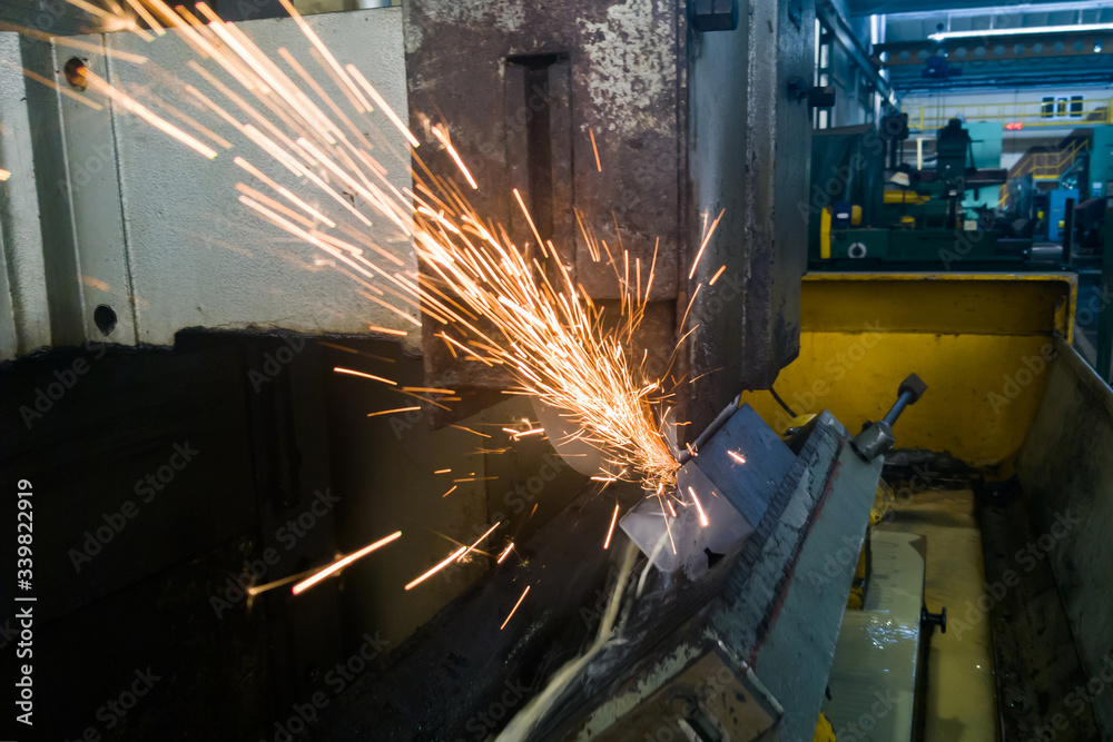 Grinding on a magnetic turntable on a surface grinding machine ...