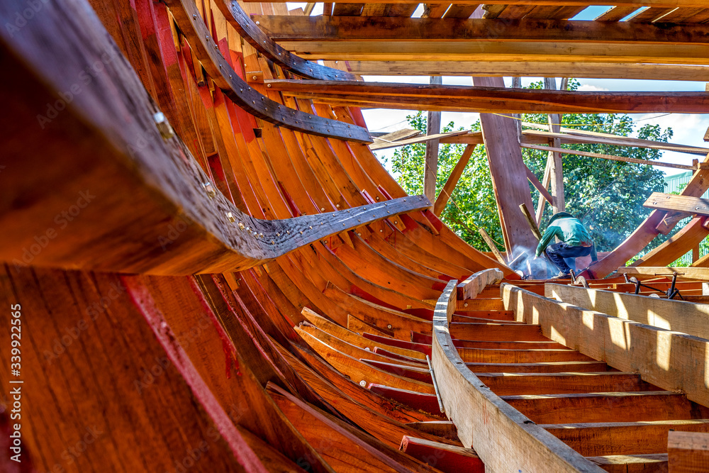 Foto de Worker in Shipyard. Shipyard industry ,( ship building) Big ...