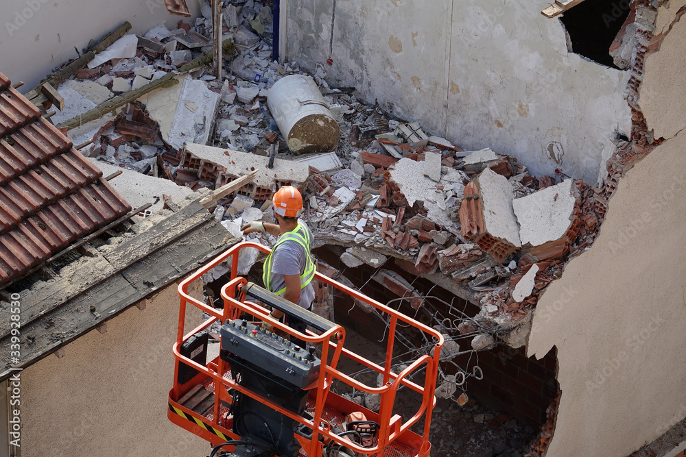 Foto de Démolition d'une habitation par un engin de chantier. do Stock ...