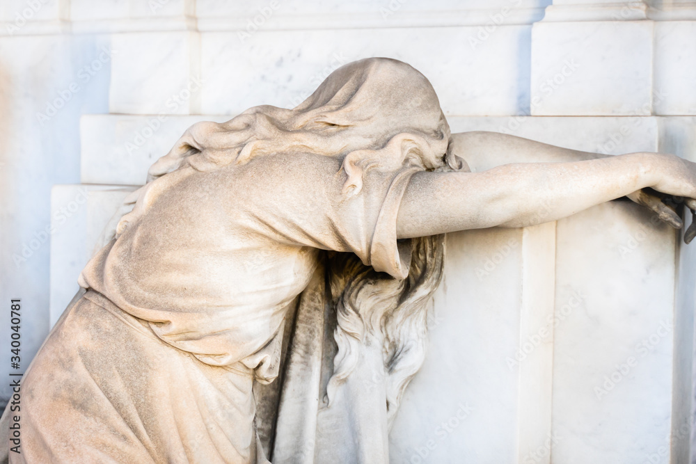 Fotka „sculpture of stone granite young woman sitting at old cemetery ...