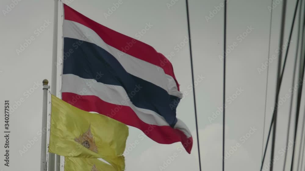 Vidéo Stock Thai national flag on a pole together with a couple of ...