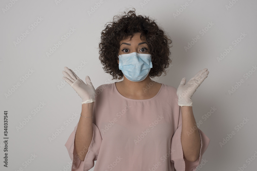 Surprise concept. Portrait of astonished beautiful girl looking ...