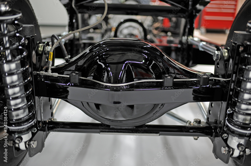 Hinterachse mit Federn am Fahrgestell eines Hotrod Autos Stock Photo ...