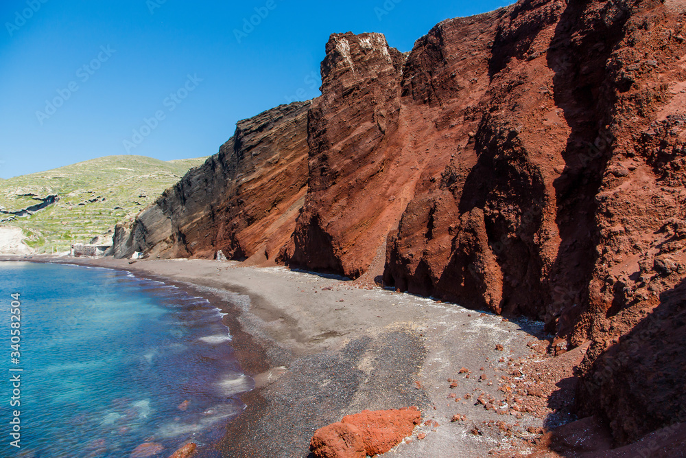 Beautiful scenery of red sand beach in akrotiri village Santorini ...