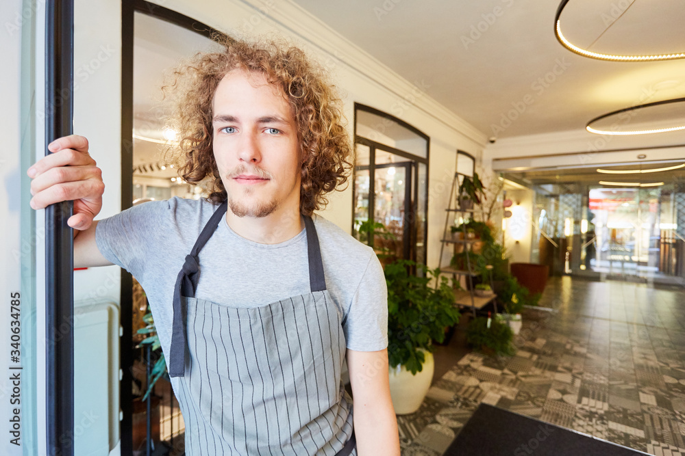 Mann als Florist in der Ausbildung oder Aushilfe Stock Photo | Adobe Stock