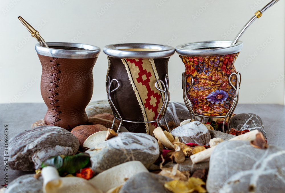 mate tradicional argentino fabricado artesanalmente con decoraciones ...
