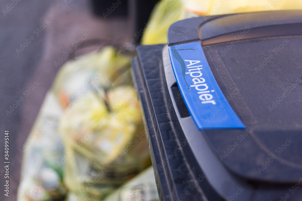 Symbolbild Altpapiertonne für die Müllabfuhr Stock Photo | Adobe Stock