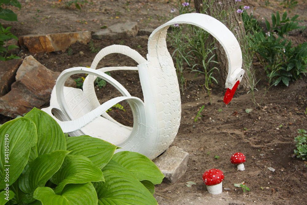 The idea of crafts for children in the garden from the tire. Swan made ...