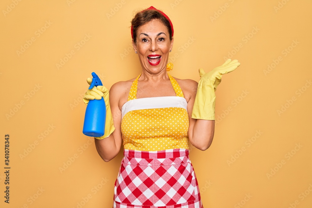 Foto de Middle age senior housewife pin up woman wearing 50s style ...