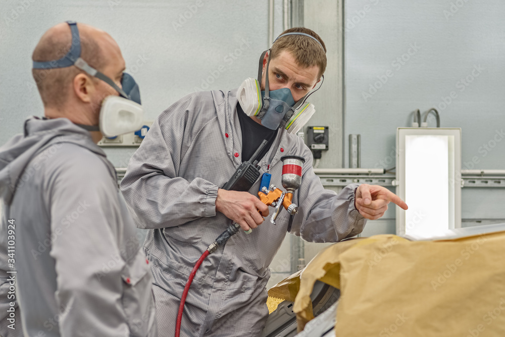 Employee of the paint shop of automobile factory conducts training on ...
