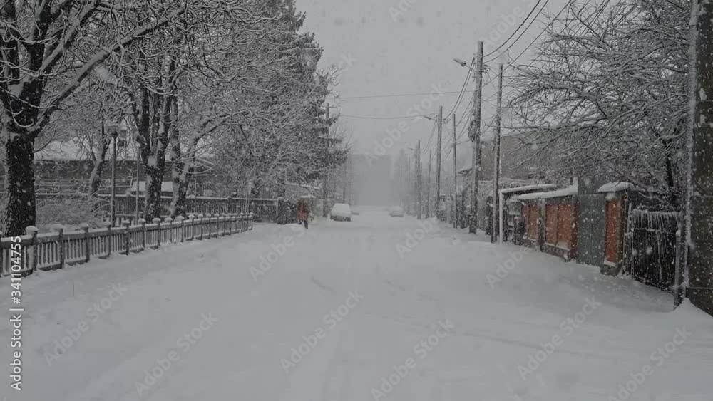 HONBRE CAMINANDO EN CALLE CON NIEVE Y NEVANDO PUEBLO RUMANIA NEVANDO ...