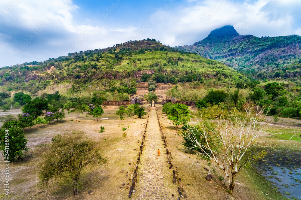 Foto de Wat Phou is a relic of a Khmer temple complex in southern Laos ...