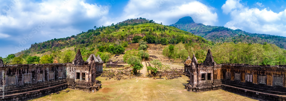 Foto de Wat Phou is a relic of a Khmer temple complex in southern Laos ...