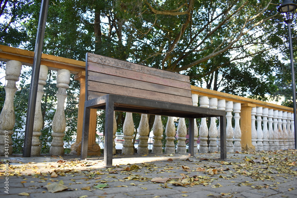 BACA DE MADERA PARQUE AIRE LIBRE COLONIAL Stock Photo | Adobe Stock