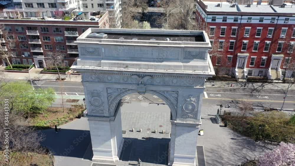 Vidéo Stock An aerial view of the Washington Square Arch in NYC. The ...