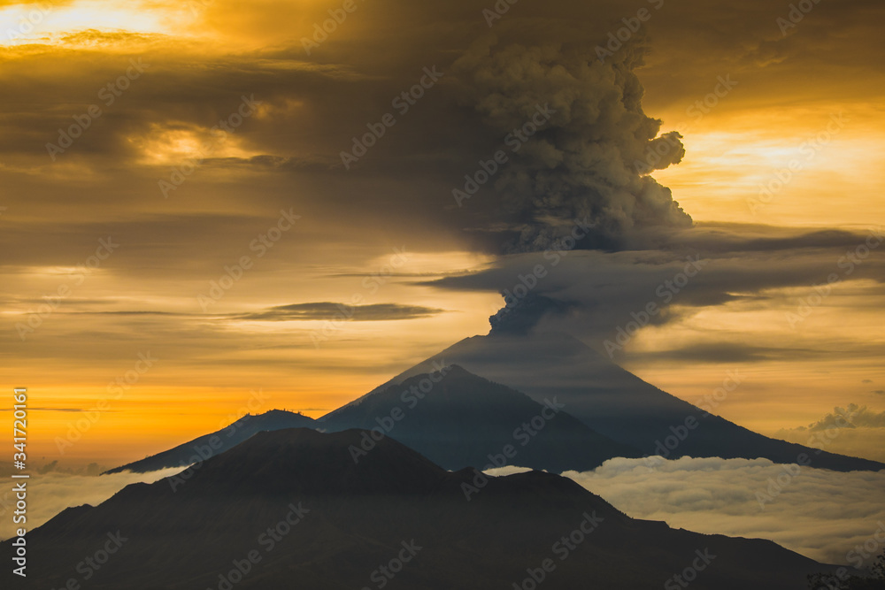 Series of photos from the eruption volcano Agung in Bali with beautiful ...