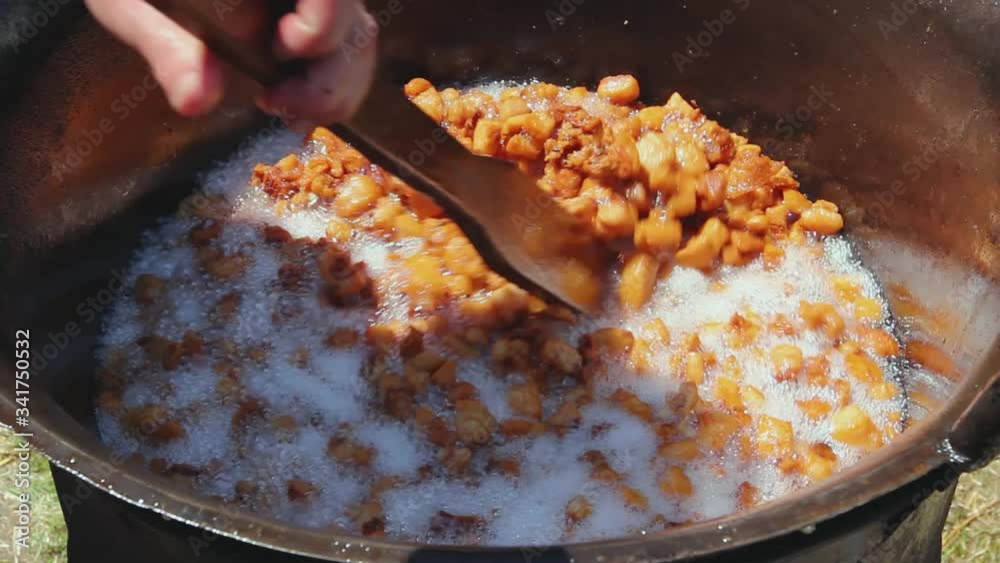 Vidéo Stock Traditional way of melting fresh pork fats, bacon, making ...