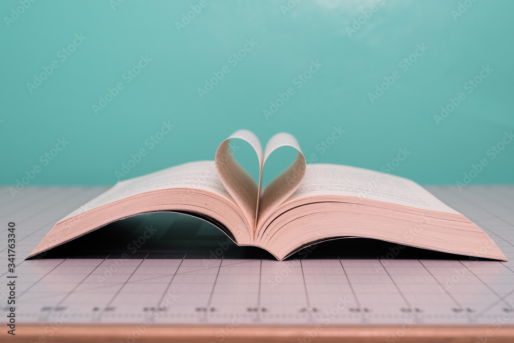 Libro Abierto con las hojas en forma de Corazon. Stock-Foto | Adobe Stock
