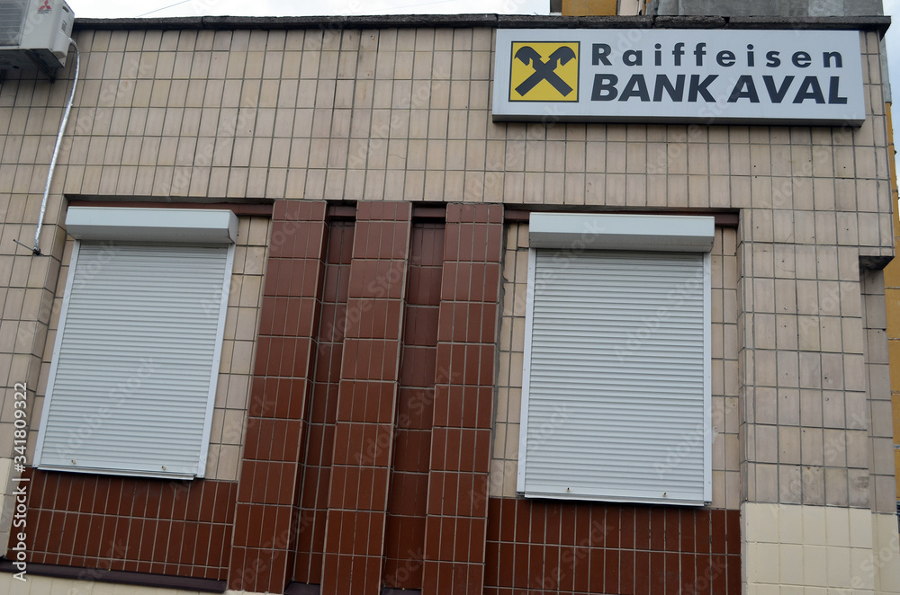 Raiffeisen Bank Aval branch is completely closed during quarantine ...