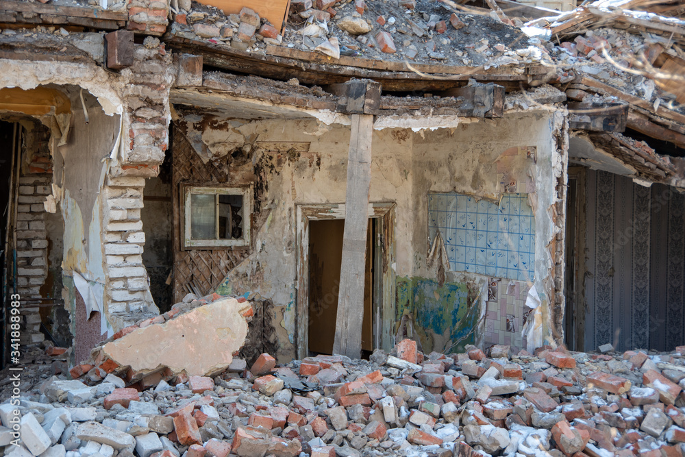 Fotografia do Stock: dismantling of old building, a building without a ...