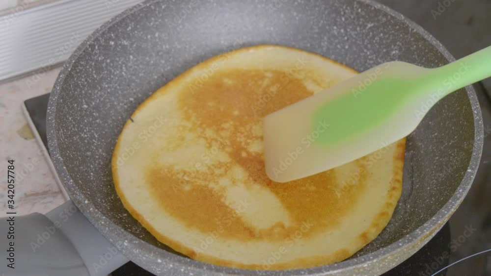 Vidéo Stock The plastic green spatula overturns the traditional Russian ...