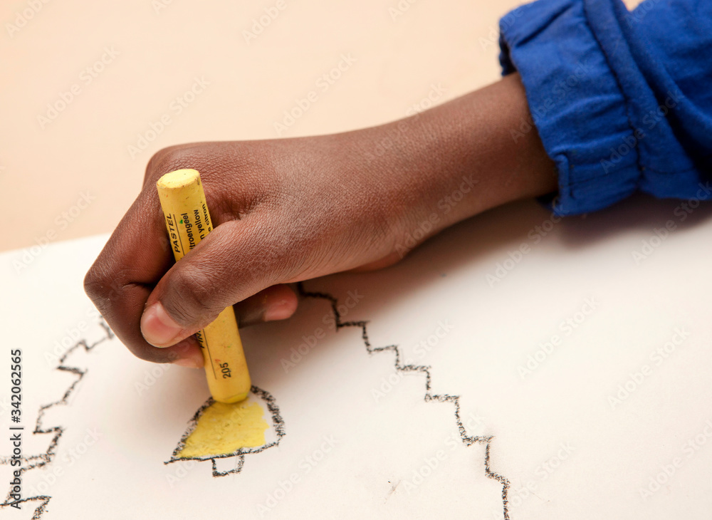 Children hand drawing a drawing. At school. To draw a sketch foto de ...