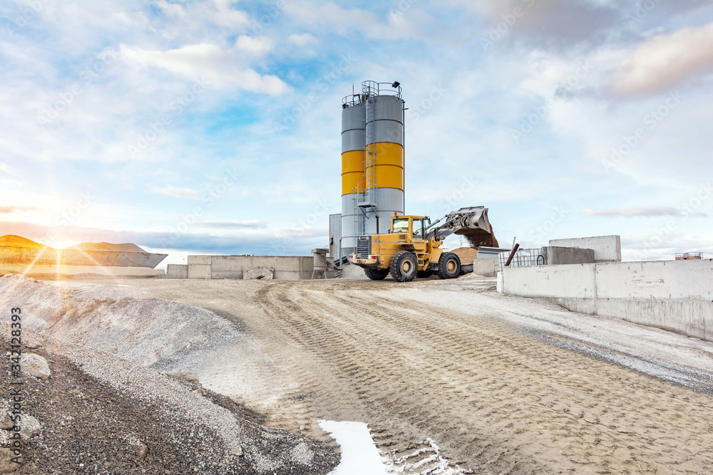 Foto de Quarry for the extraction of sand and stone, its transformation ...