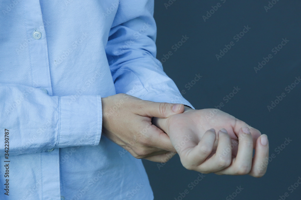 Foto de Woman checking pulse by putting 2 fingers on the inside of her ...