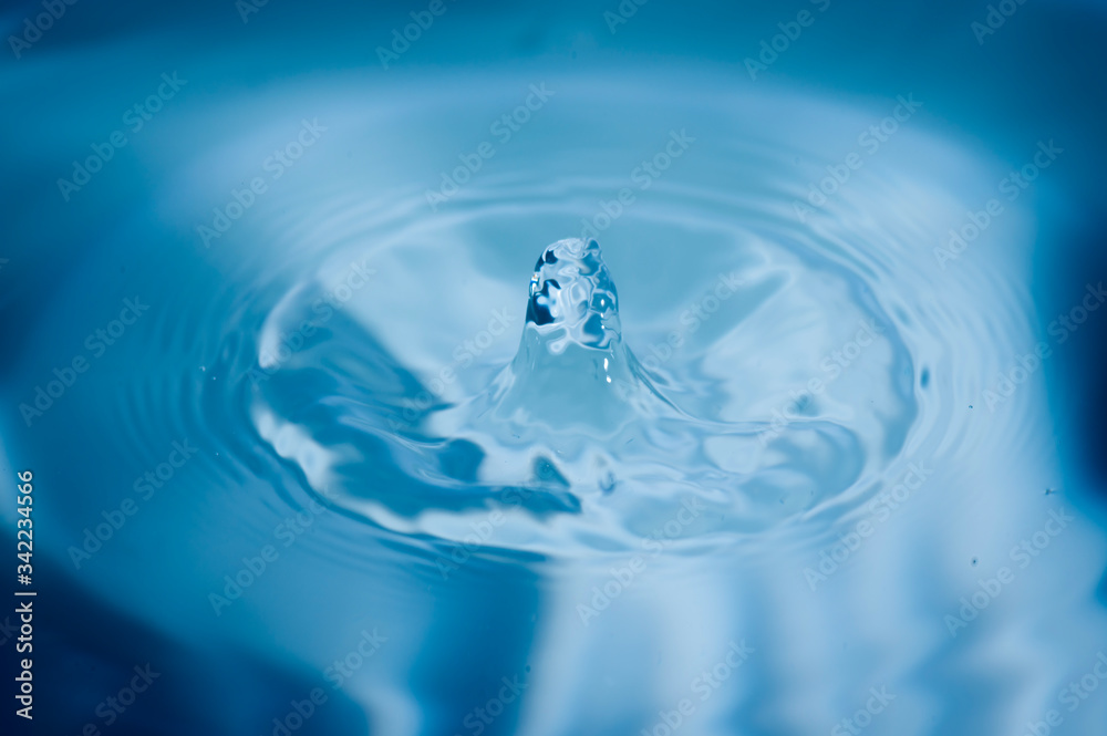 Water drops splash and circle reflextion background.Close up fresh ...