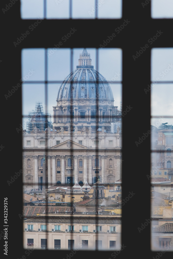 vetro di una finestra all'interno dell'edificio con vista su Roma e San ...