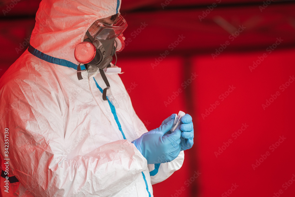 Foto de Laboratorian with face mask and professional uniform with test ...