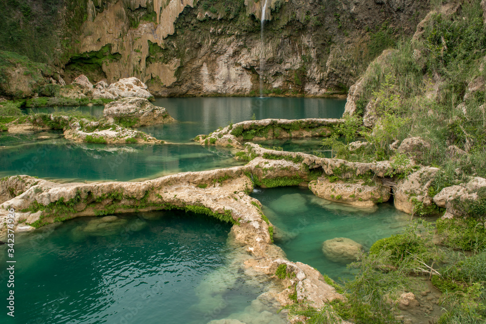 Pozas de agua turquesa descubiertas y llenas de agua de la cascada El ...