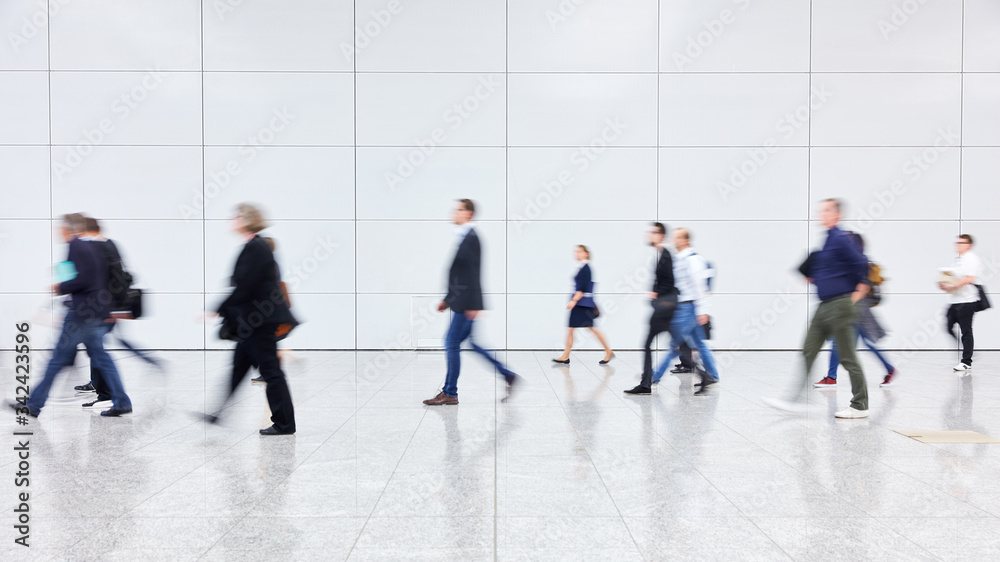 Viele Leute gehen als Gruppe zum Ausgang Stock Photo | Adobe Stock