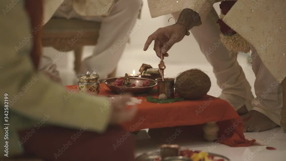 Vidéo Stock Traditional indian custom for barefoot groom, to pour with ...