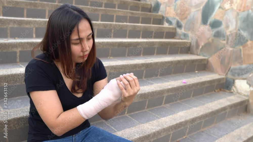 A beautiful Asian girl broke her arm and splinted,Woman accidentally ...