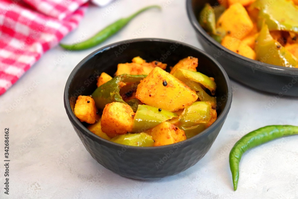 Foto de Indian food - Spicy Capsicum and potato stir fried with Indian ...