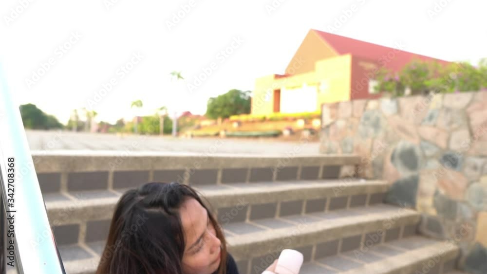 A beautiful Asian girl broke her arm and splinted,Woman accidentally ...