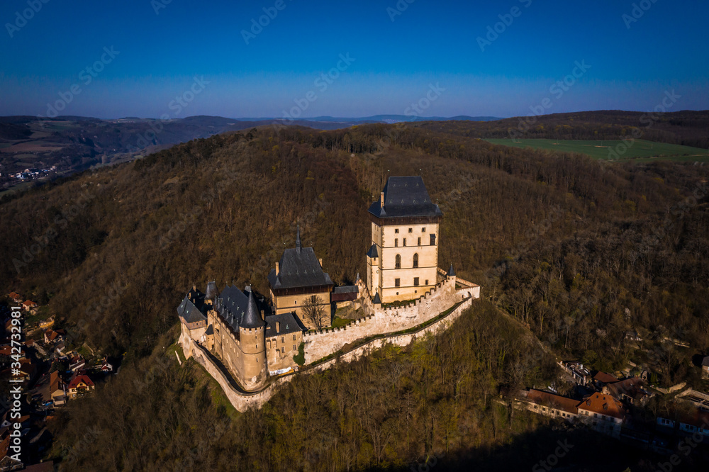 Foto de Karlstejn Castle is a large Gothic castle founded 1348 CE by ...