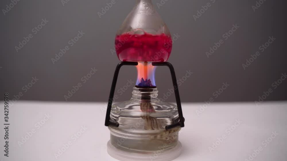 Video Stock Close-up boiling liquid in a flask in the laboratory. Zoom ...