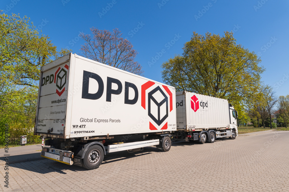 Deutschland , Lübbenau , 23.04.2020 , Ein DPD LKW mit Anhänger Stock ...