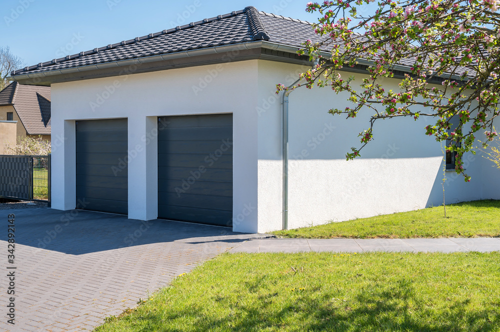 Moderne und luxuriöse Doppelgarage mit Einfahrt und Rolltor Stock Photo ...