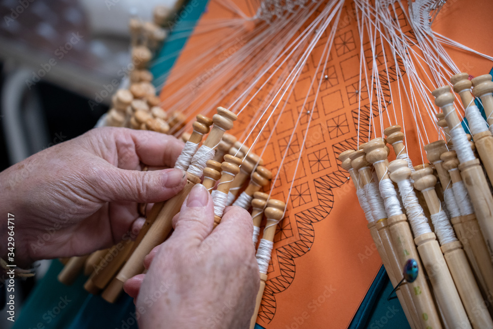 Mujer tejiendo con bolillos Stock Photo | Adobe Stock