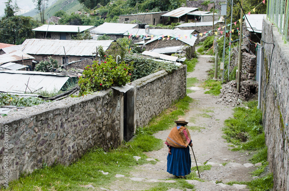 Mujer andina caminando por un pueblo de los andes en Perú Stock Photo ...