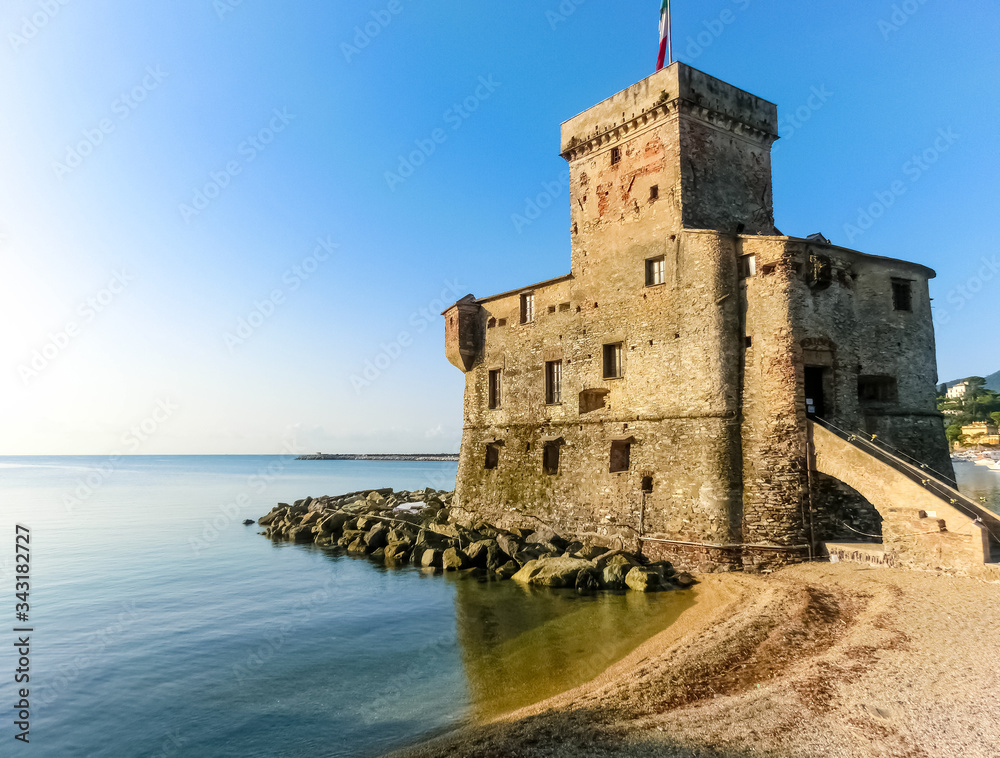 italian castles on sea italian flag - castle of Rapallo , Liguri foto ...