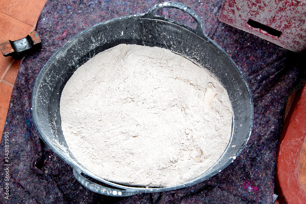 Foto de balde o cubeta de plástico negro con cemento para hacer la ...